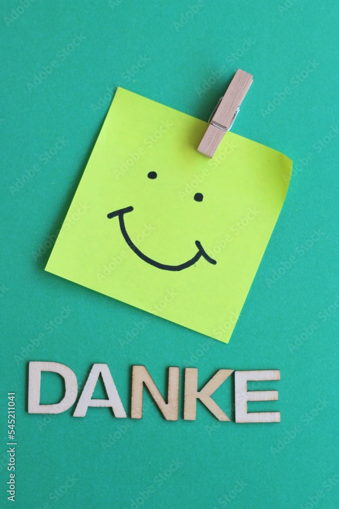 Smiley post-it with Danke text on a green background Stock-Foto | Adobe ...