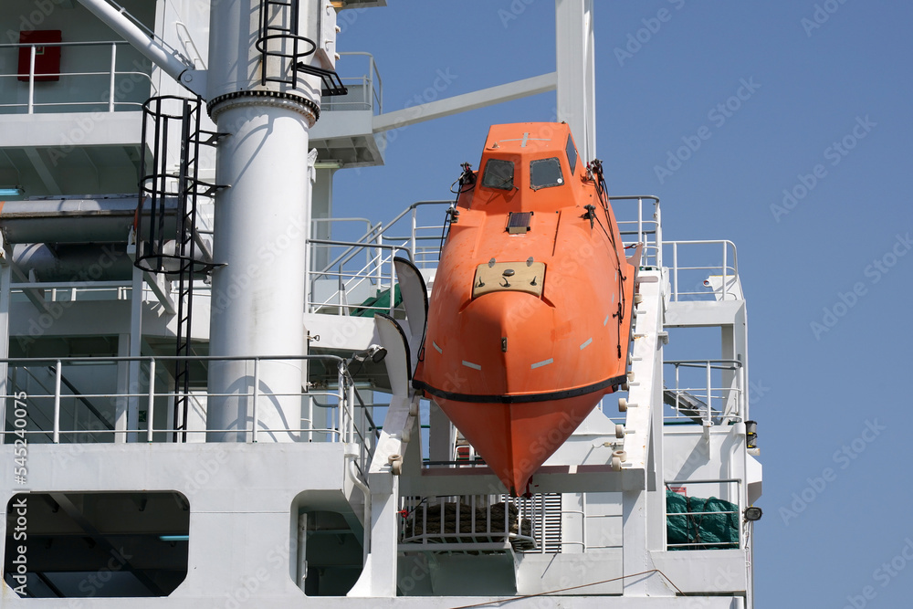 Rettungskapsel auf einem Containerschiff bereit zum Loslassen Stock ...