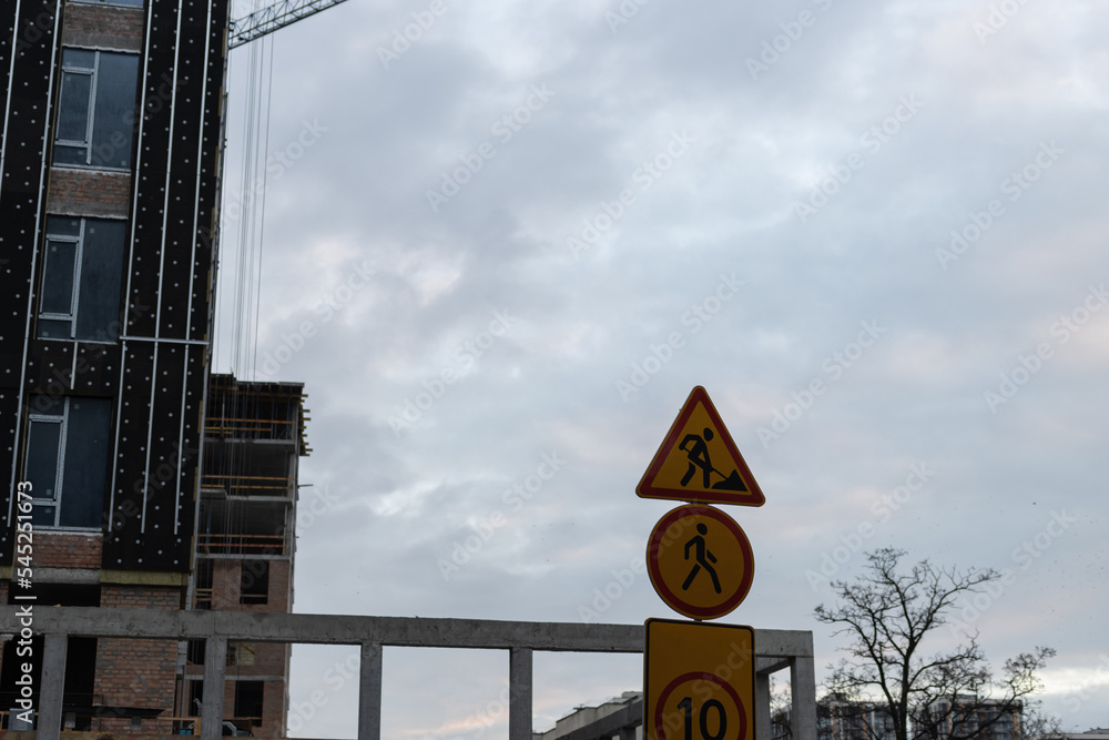 Foto de Work in progress. Roadworks, road signs. Men at work. Some ...