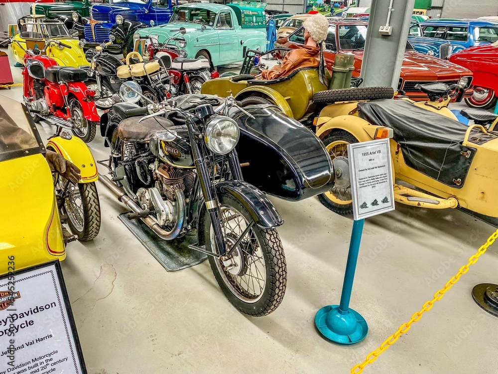Foto de Closeup of a 1955 Ariel VB 600cc Motorbike and Sidecar ...