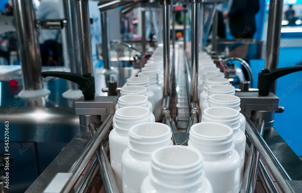 Foto de Pharmaceutical industry, transfer medicine bottles on the ...