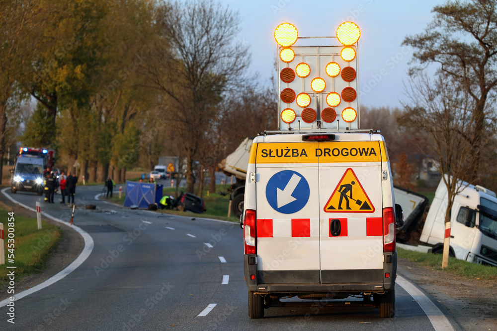 Pomoc drogowa zabezpiecza wypadek drogowy na ulicy. Stock Photo | Adobe ...
