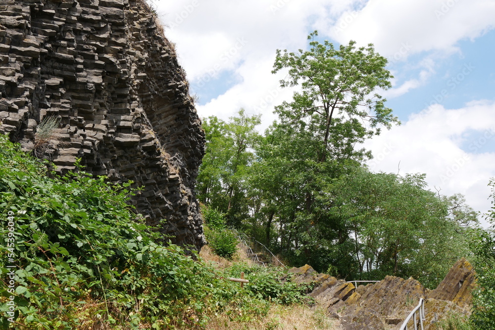 Wanderweg am Basaltfelsen unterhalb der Felsburg in Felsberg Stock ...