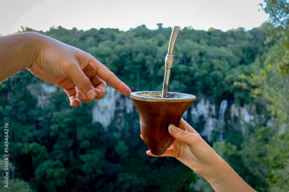 Bebiendo mate en el patio al atardecer. bebida típica de Argentina ...