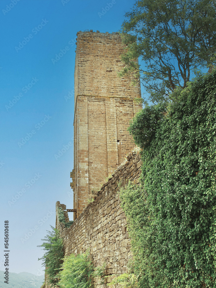 Fotka „Tour du Château de Saint-Laurent-les-Tours accroché au sommet d ...