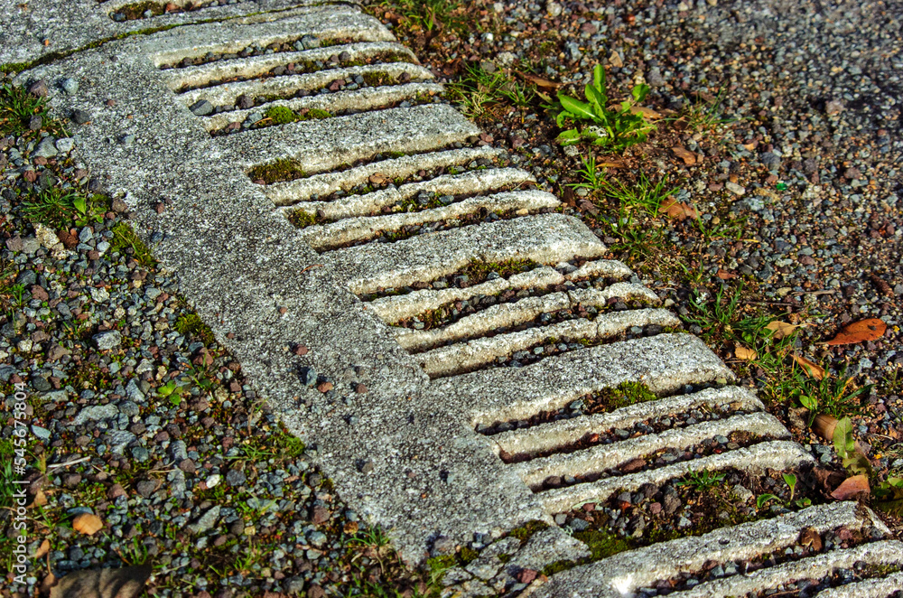 bordure de trottoir en béton Stock Photo | Adobe Stock