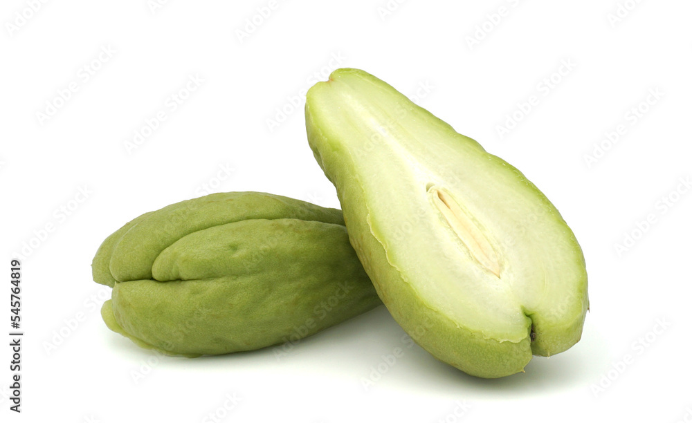 Une Chayotte ou Christophine entière et une moitié coupée en deux ...