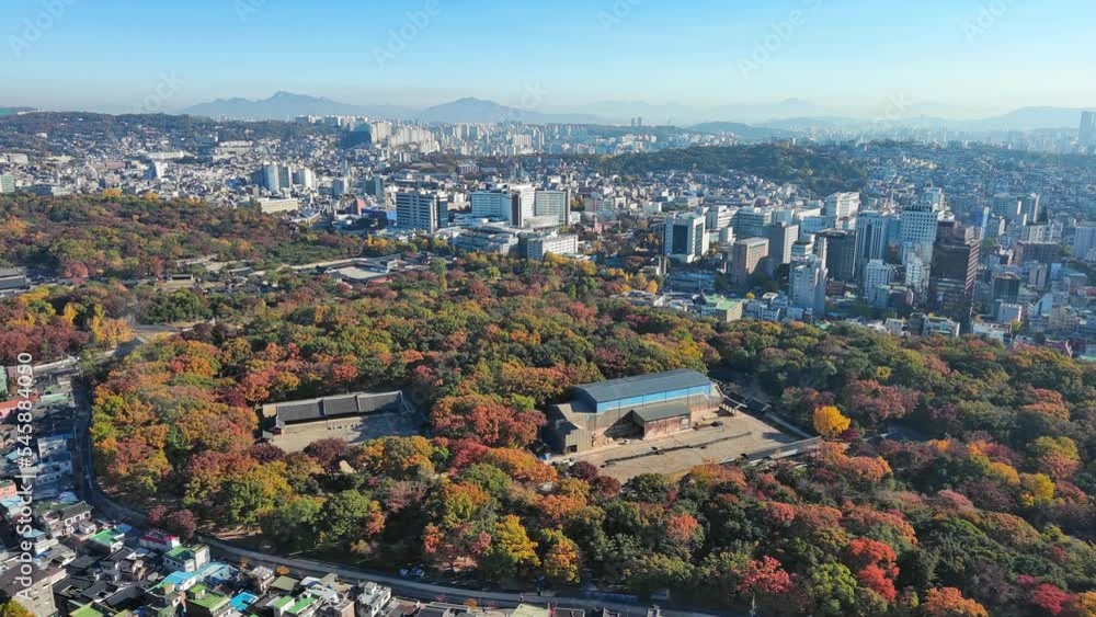 Stockvideon Seoul: Aerial view of capital city of South Korea, Jongmyo ...