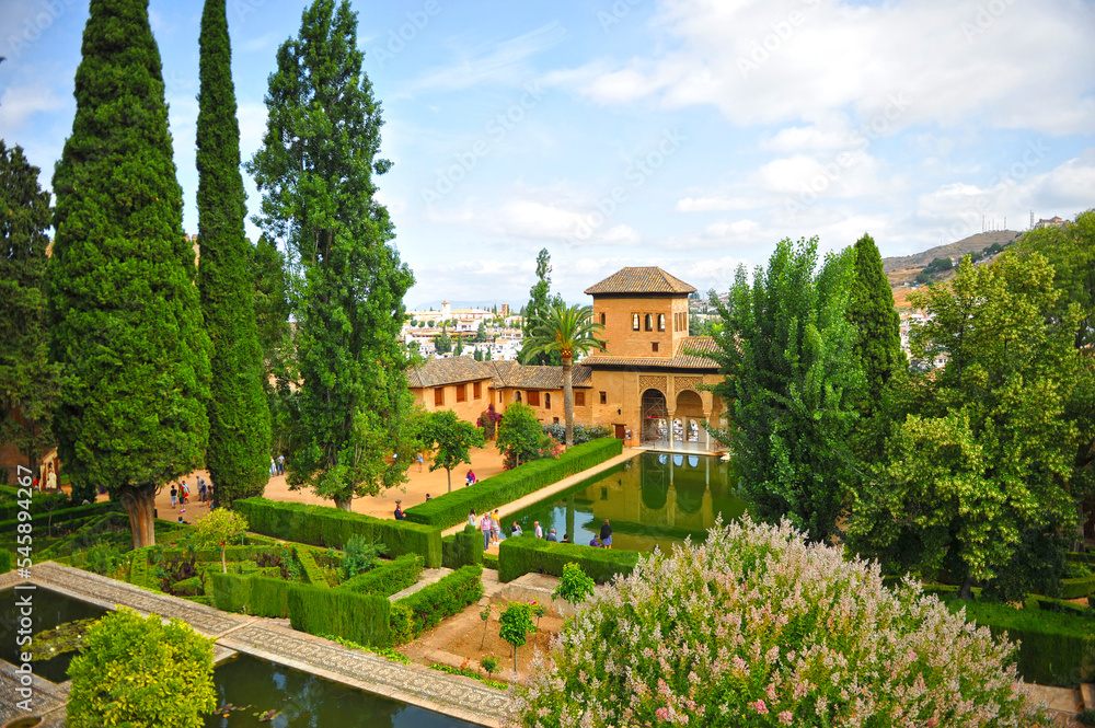 Jardines y palacio del Partal en la Alhambra en Granada, Andalucía ...