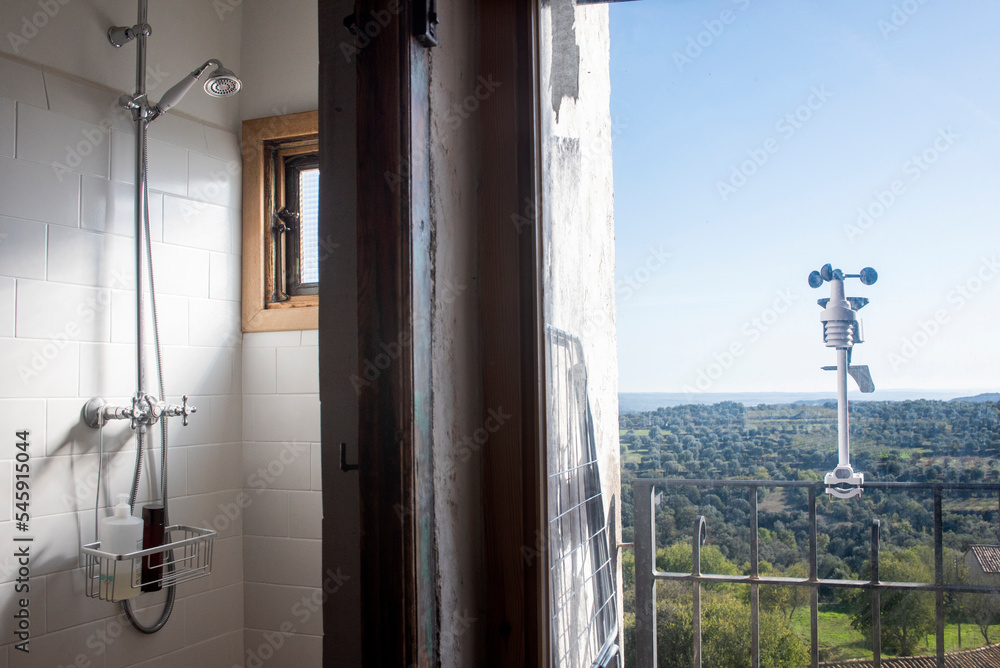 Poster Lavabo con ducha de diseño en la mitad de la fotografía y balcón ...