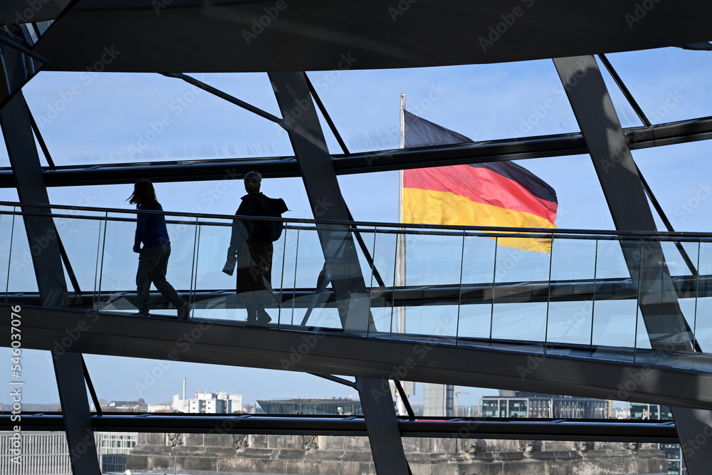 Fotka „Berlin, Germany - November 02, 2022: Visitors on the dome of the ...