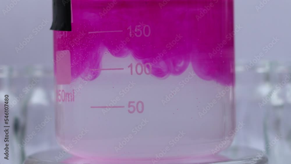 Vidéo Stock An exciting process of coloring an alkaline solution of ...