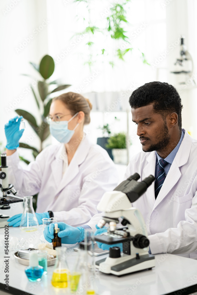 Foto de portrait of scientists experiment and research extraction oil ...