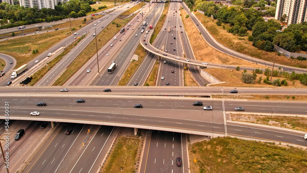 Foto de Highway for high speed commute and road traffic avoidance. Cars ...