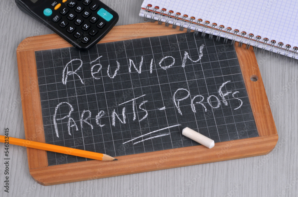 Ardoise d'école sur laquelle est écrit réunion parents - profs Stock ...