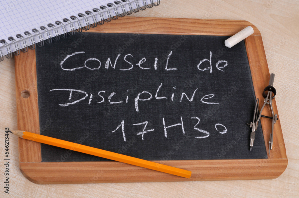 Ardoise d'école sur laquelle est écrit conseil de discipline 17 h 30 ...