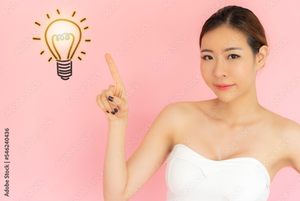 Beautiful asian woman thinking many ideas with drawing of lightbulb ...