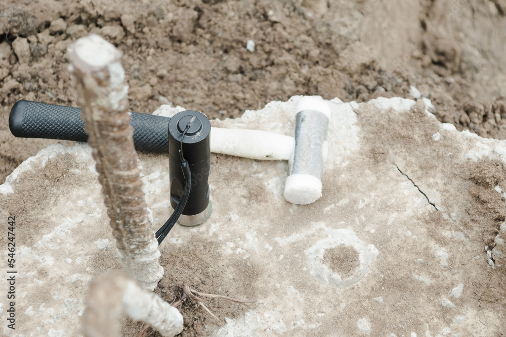 Fotka „Seismic test on concrete pile. Engineer using the PIT Hand-Held ...