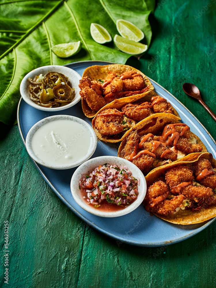 Bandeja de Tacos mexicanos preparados en Colombia con amor Stock Photo ...