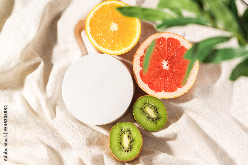 Mockup flat lay circle white podium with orange, grapefruit and kiwi ...