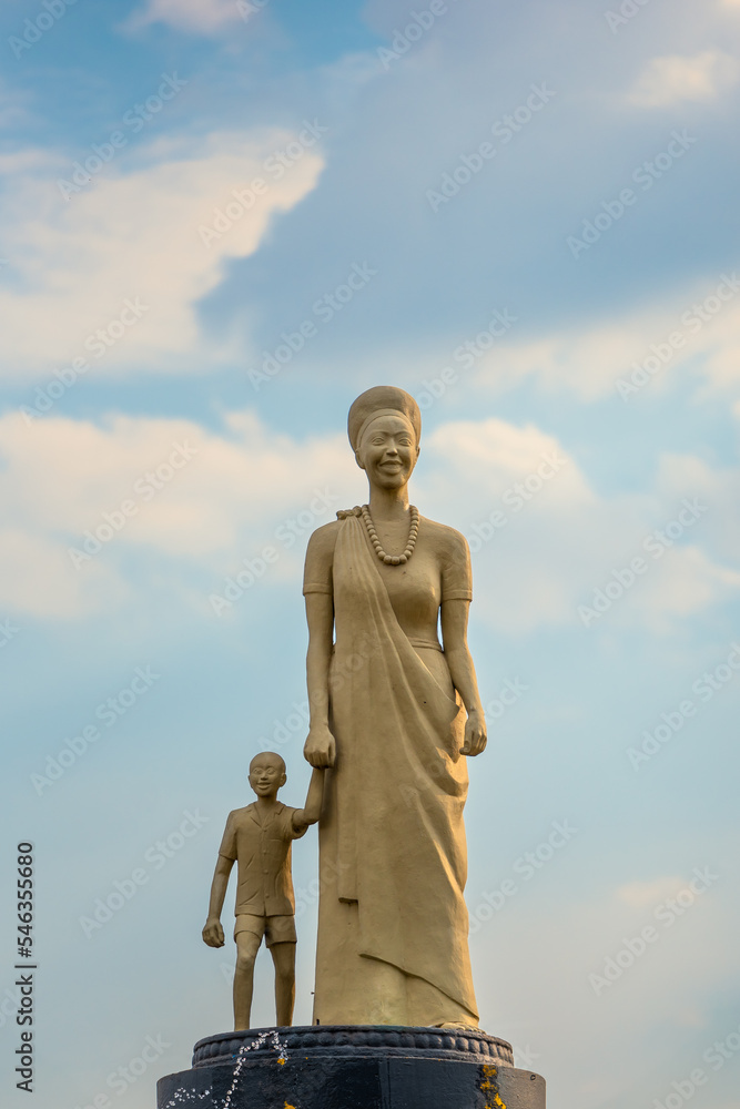 Foto de Kigali, Rwanda - August 19 2022: This statue of a woman and ...