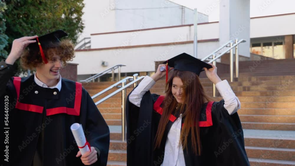 The guy and the girl graduates of the master's degree are easy and ...