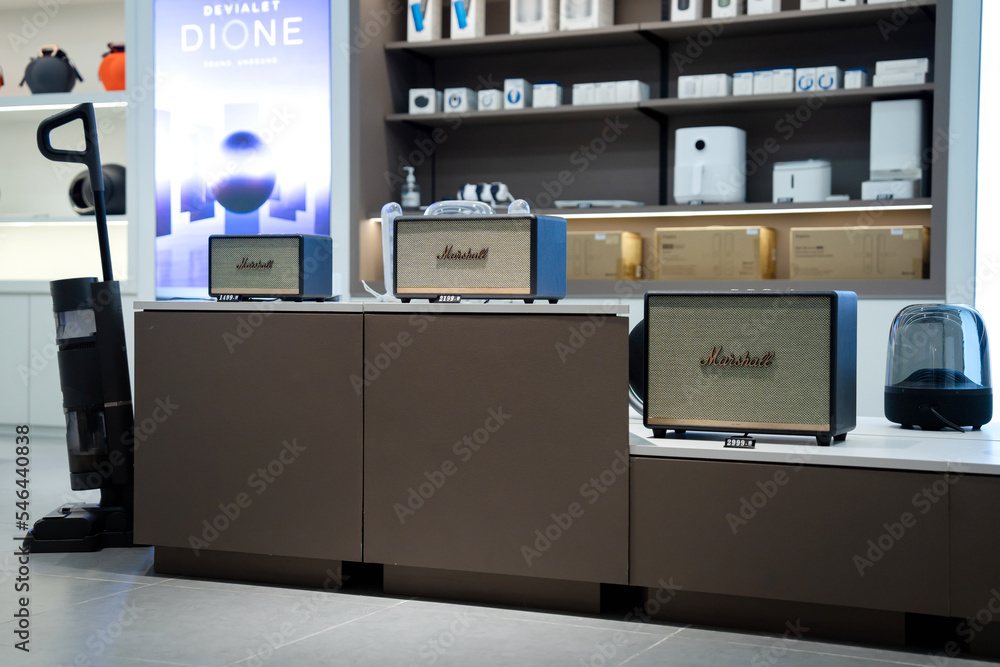 Foto de PENANG, MALAYSIA - 15 NOV 2022: Marshall bluetooth amp speaker ...
