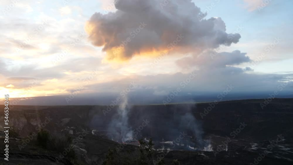 Vidéo Stock Smoke steam rises from volcano national park into the sky ...