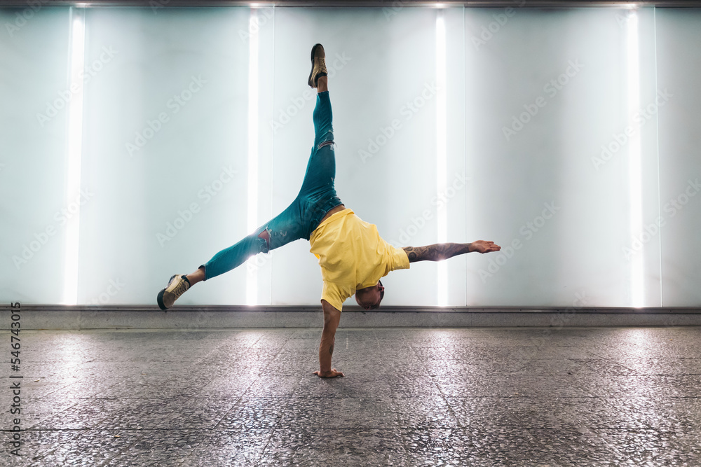 Young man doing one handed handstand and breakdancing Stock Photo ...