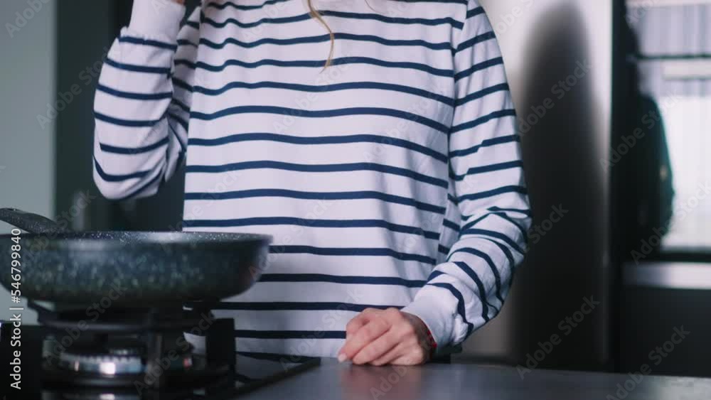 Video „Woman eats unhealthy fried food from a pan, suffers from severe ...