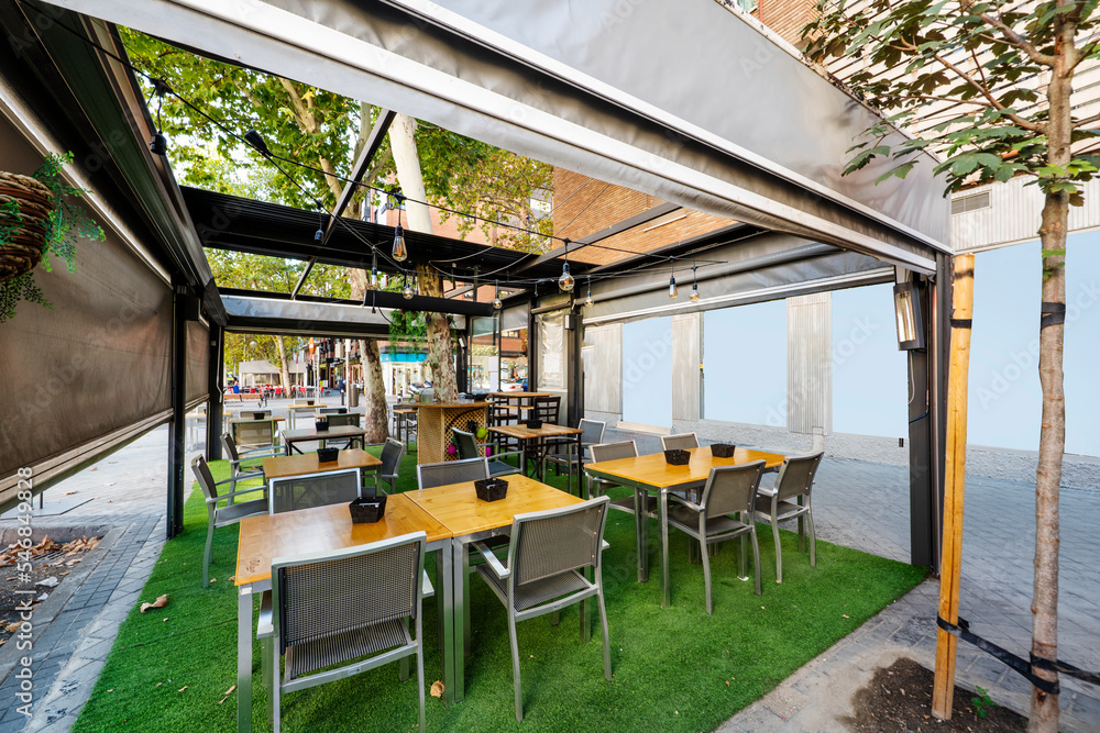 Foto de Terrace of a bar with a floor covered with artificial grass ...