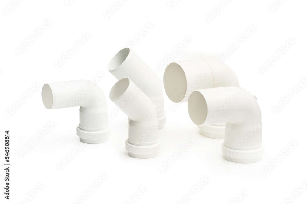 Codos pvc blanco para cañerias sobre un fondo blanco liso y aislado ...