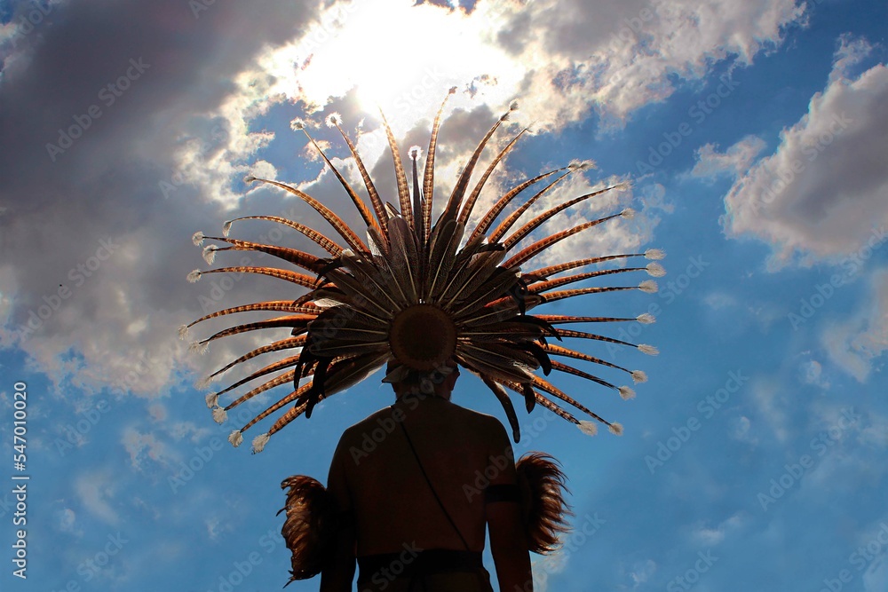 Fotografía Danzante Prehispánico Azteca Con Penacho En Fondo Cielo ...
