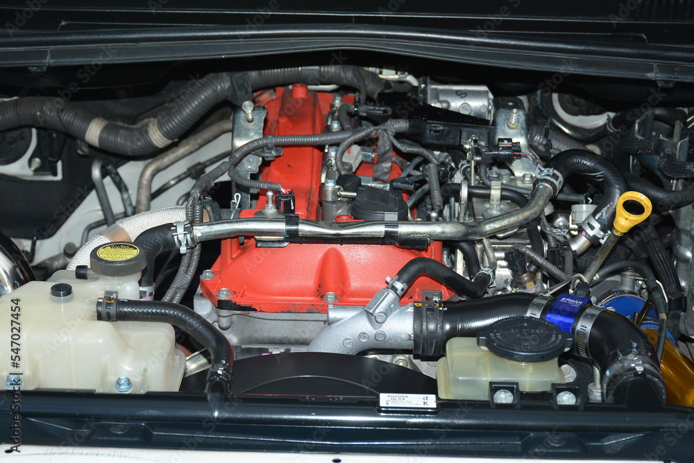 Foto de Toyota Innova car engine at Element Tricks car show in Quezon ...