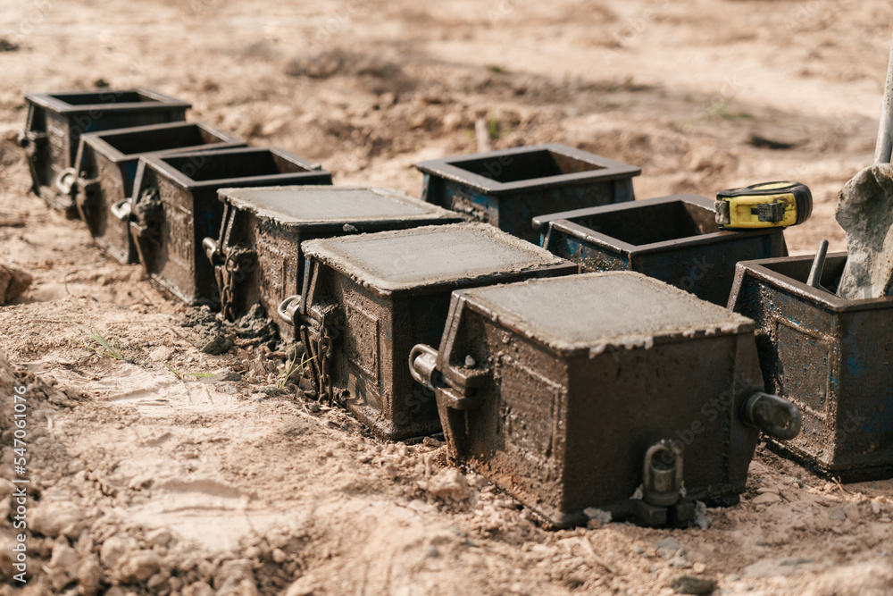 Foto de Cube concrete casting by steel mould, Concrete cube mortar ...