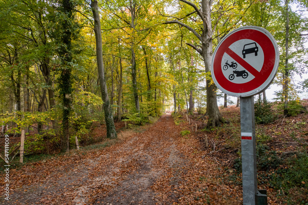 Panneau d'interdiction de circulation aux engins à moteurs sur un ...