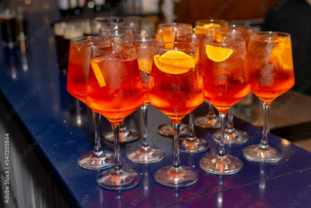 Copas de cóctel spritz aperol decorado con naranjas en la barra de bar ...