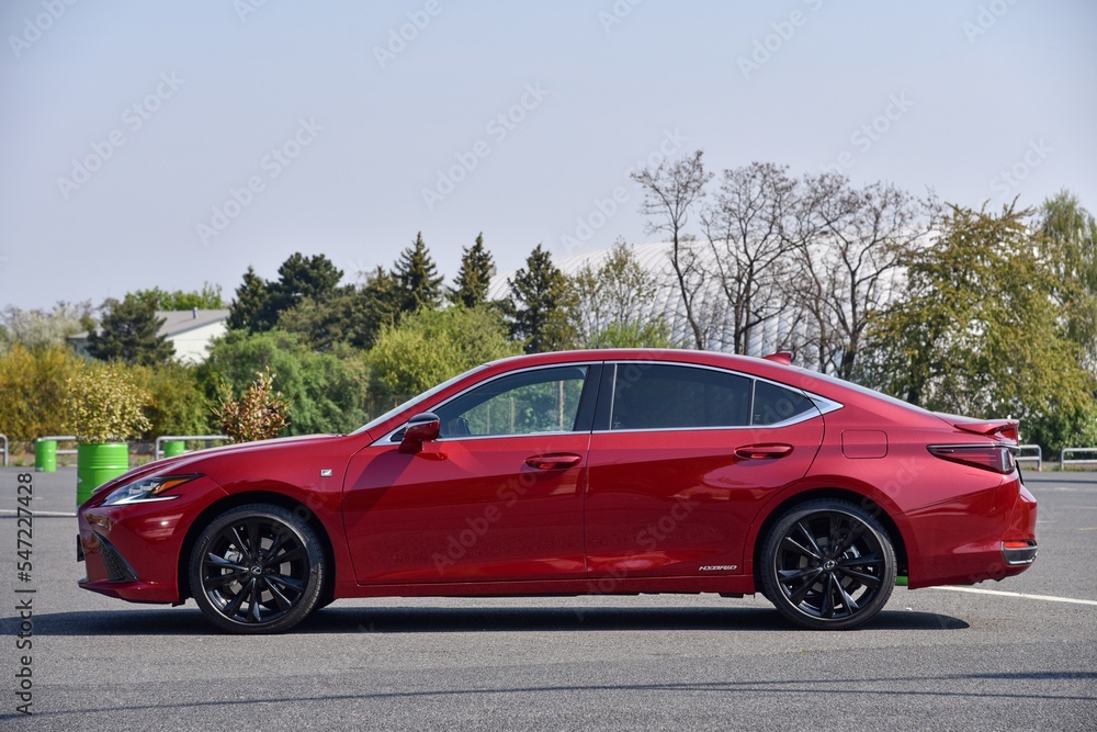 Lexus ES 300h. A comfortable limousine with a hybrid drive. General ...