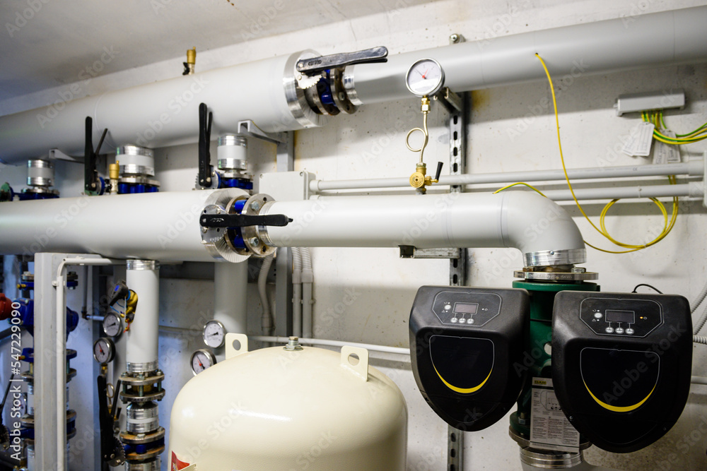 Impianti per riscaldamento, tubazioni e valvole, pompa di calore Stock ...