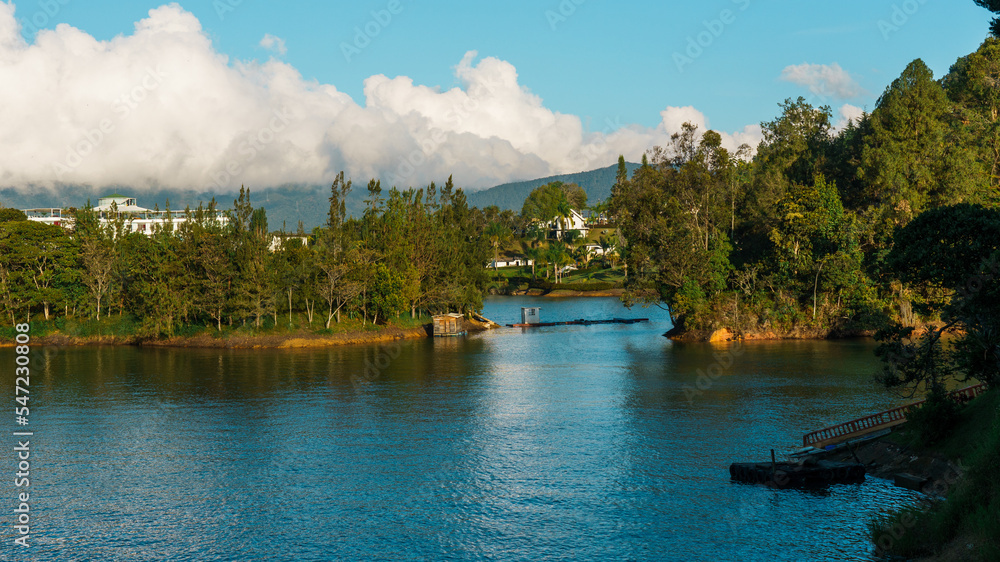 Lago de Guatape con montañas, cielo y nubes Stock Photo | Adobe Stock