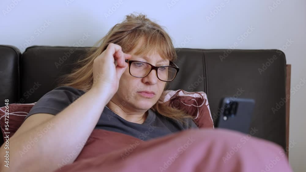 Vidéo Stock Close-up photo of a sick woman at home, has a bad runny ...