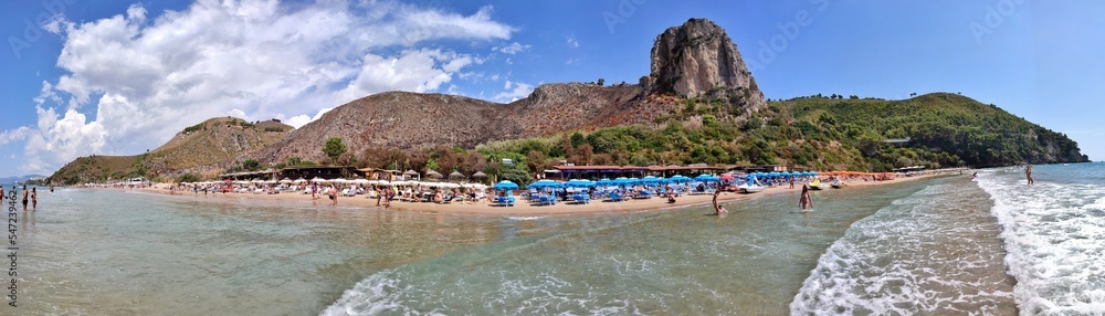 Sperlonga - Foto panoramica della Baia delle Sirene dal mare Stock ...