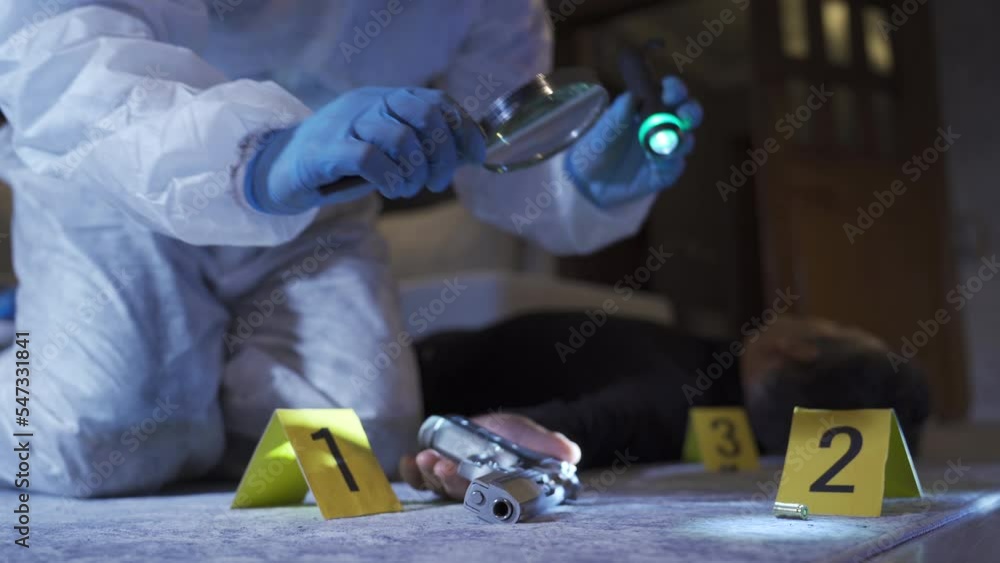 Vidéo Stock Forensic expert conducting forensic investigation at crime ...