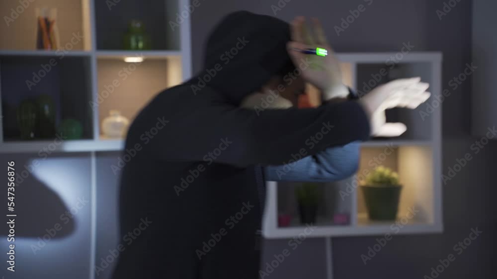 The thief is caught robbing a house. The thief is caught robbing the ...