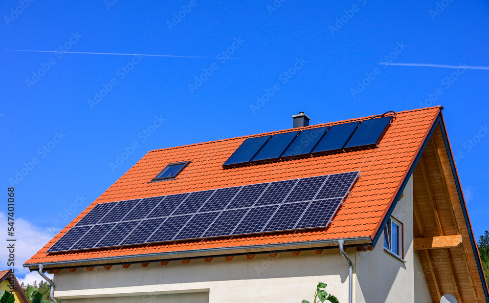 Solardach auf neuem Einfamilienhaus vor blauem Himmel Stock Photo ...