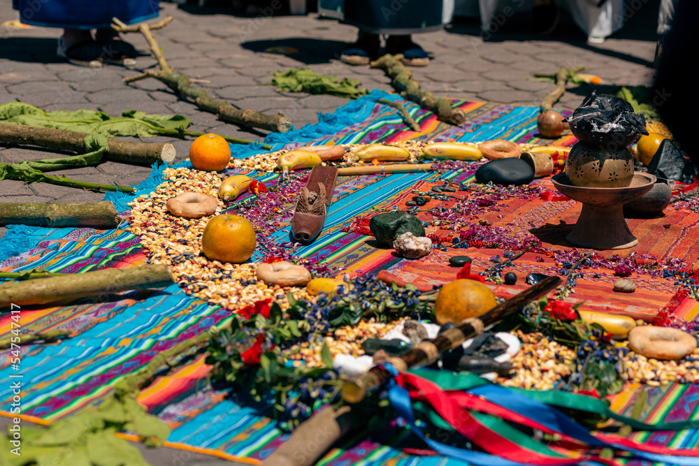 Ritual indígena andino en Otavalo Ecuador Sur America donde comparten ...