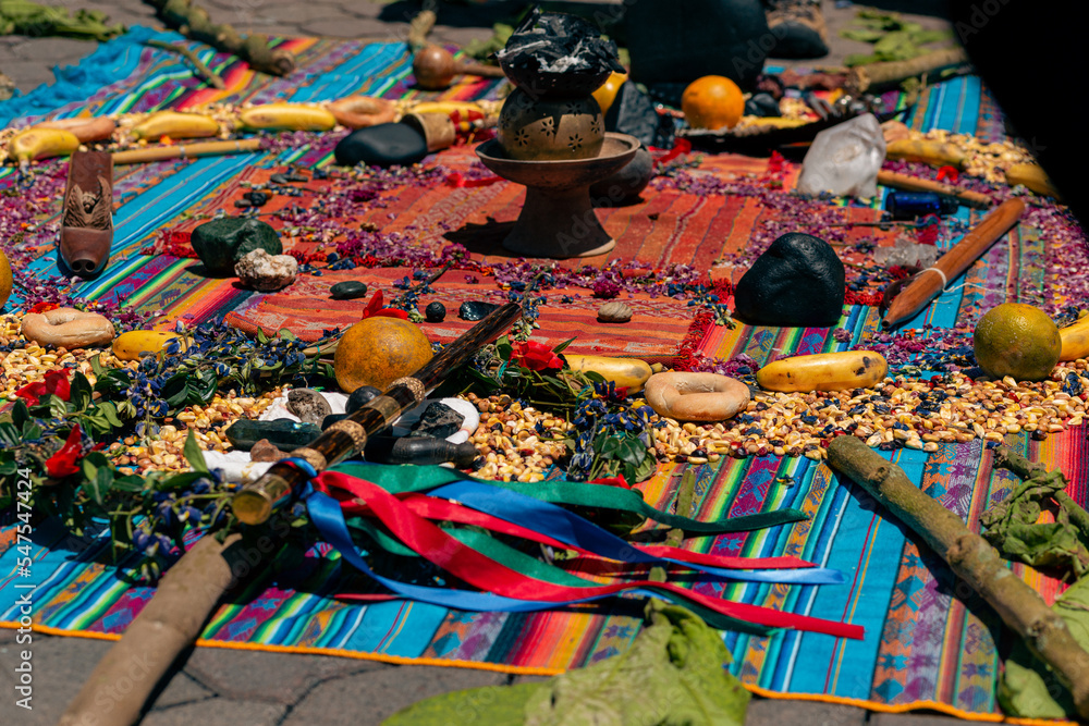 Ritual indígena andino en Otavalo Ecuador Sur America donde comparten ...