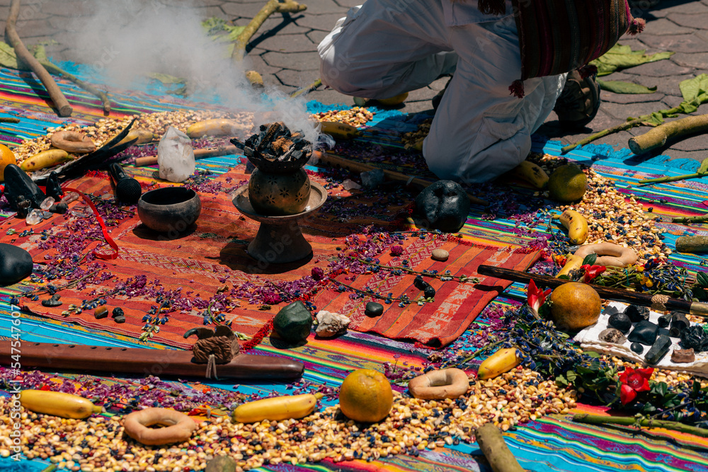 Ritual indígena andino en Otavalo Ecuador Sur America donde comparten ...