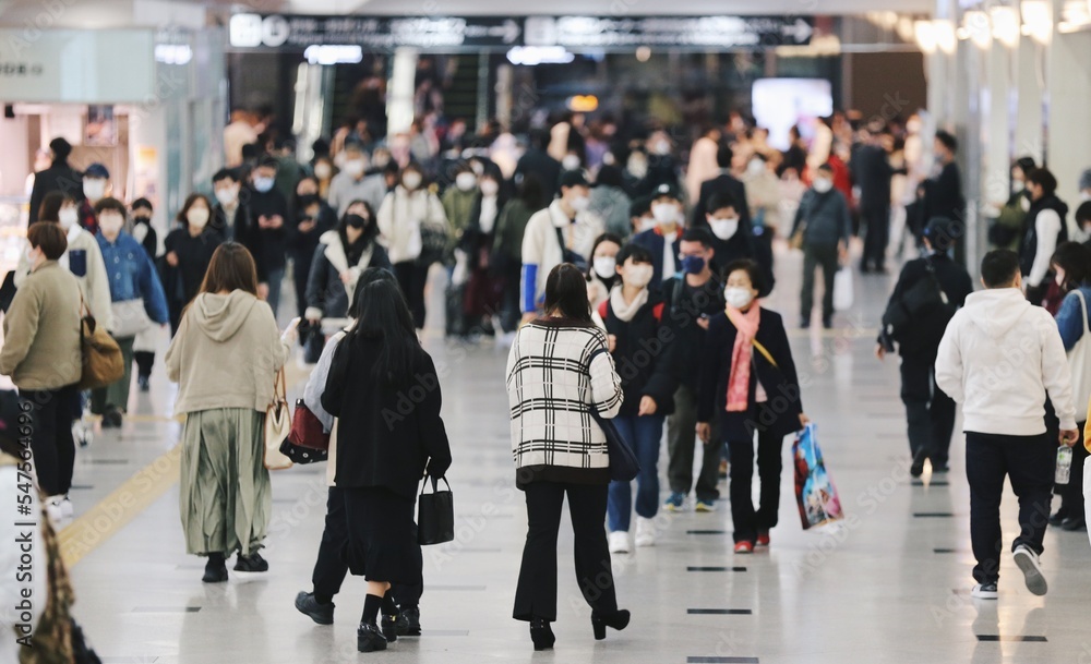 Crowd of people wearing masks walking to work in Osaka, JAPAN (大阪の雑踏 ...