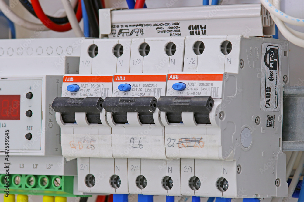 Automatic current switches to protect electrical wires in the control ...